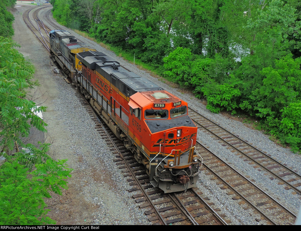 BNSF 6769 and CSX 372